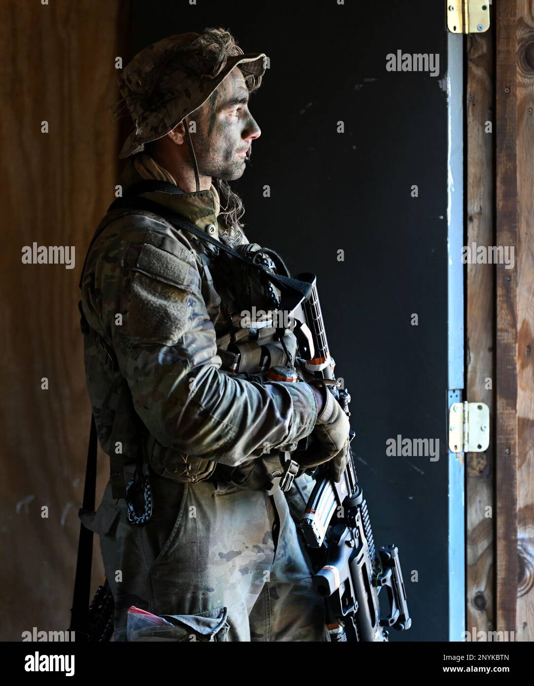 A Soldier assigned to the U.S. Army John F. Kennedy Special Warfare ...
