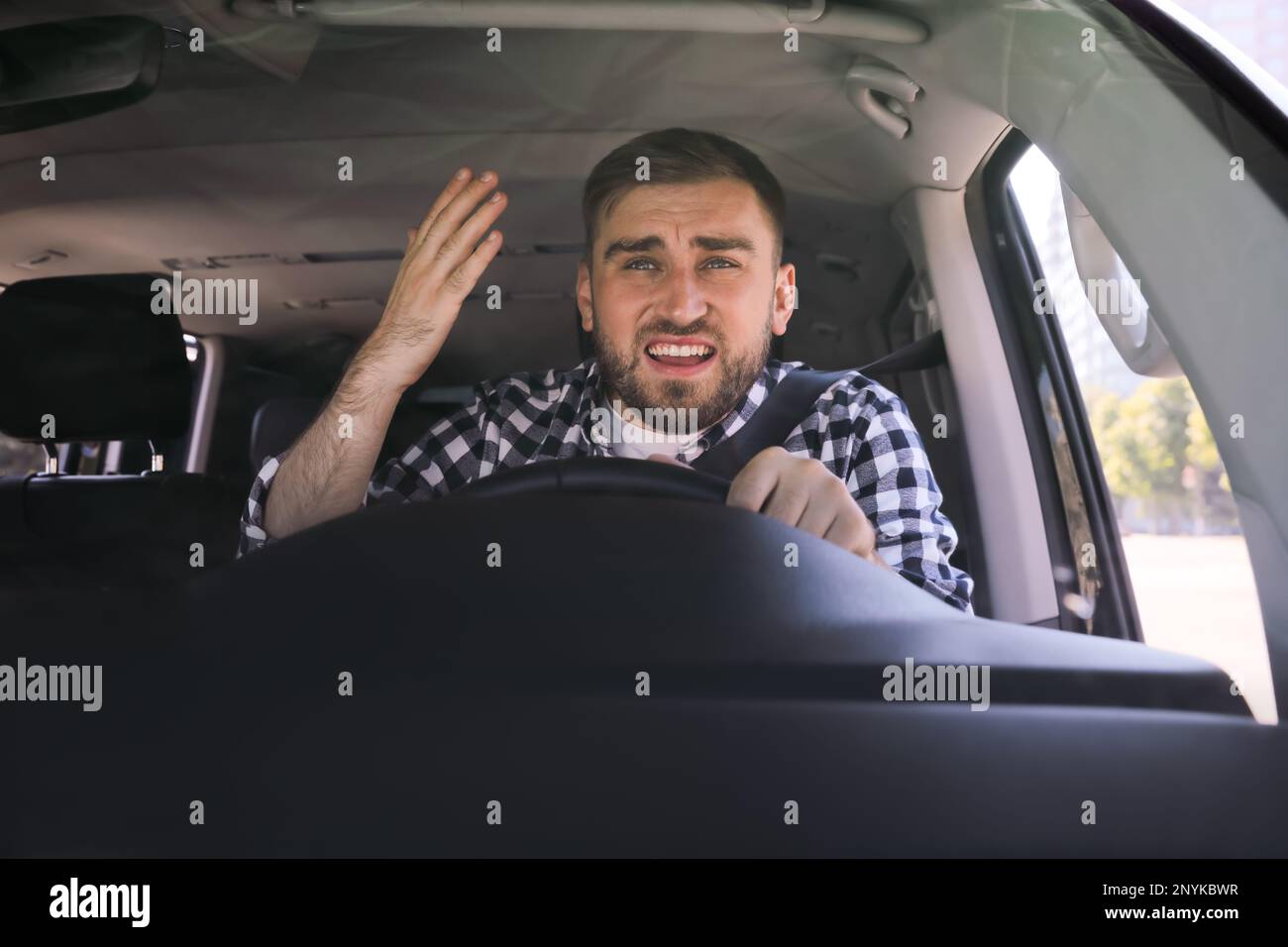 Emotional man in car. Aggressive driving behavior Stock Photo - Alamy