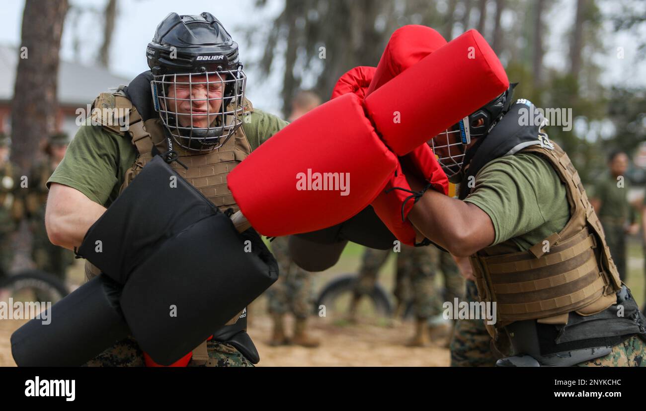 Recruits with Hotel Company, 2nd Recruit Training Battalion, practice ...