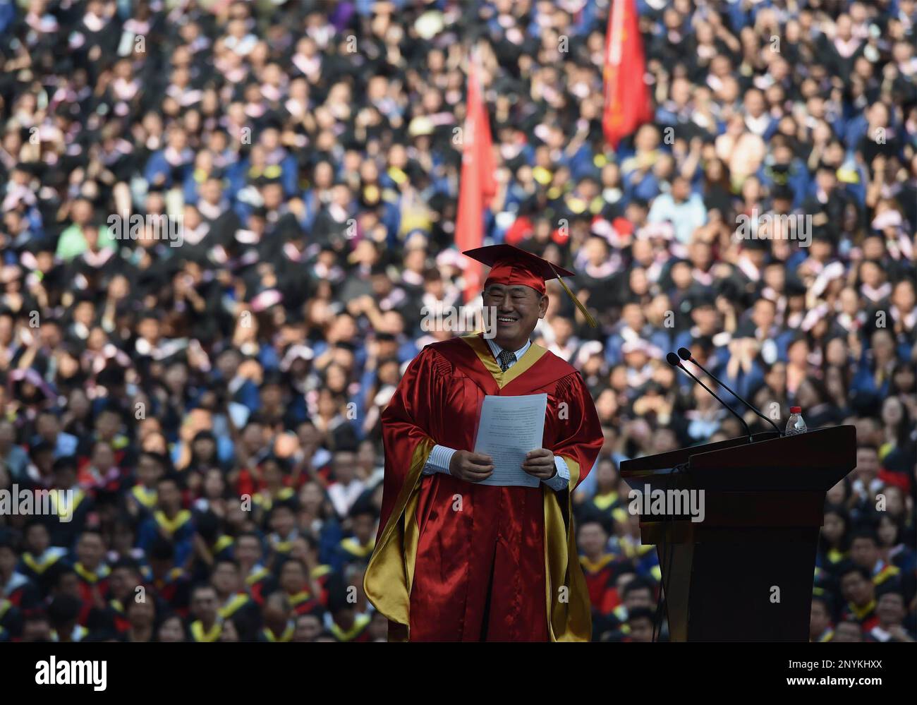 Foreign graduate students hold slogans saying "Thank China,Thank ...