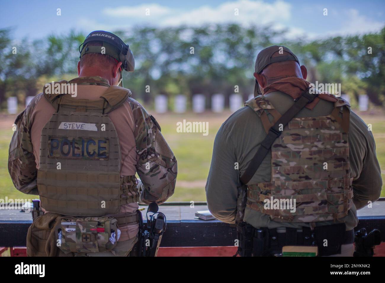 Officers with the Honolulu Police Department load magazines before ...