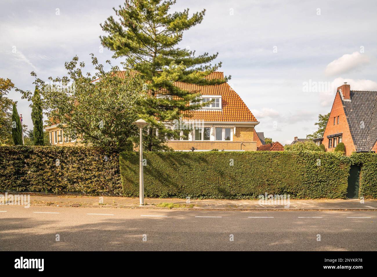 Red garden house behind a hedge hi-res stock photography and images - Alamy