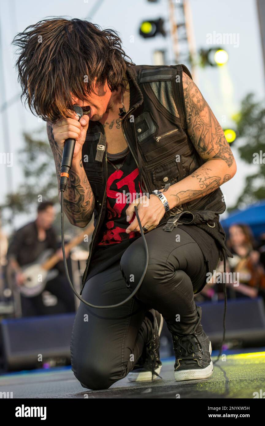 Kellin Quinn Performing