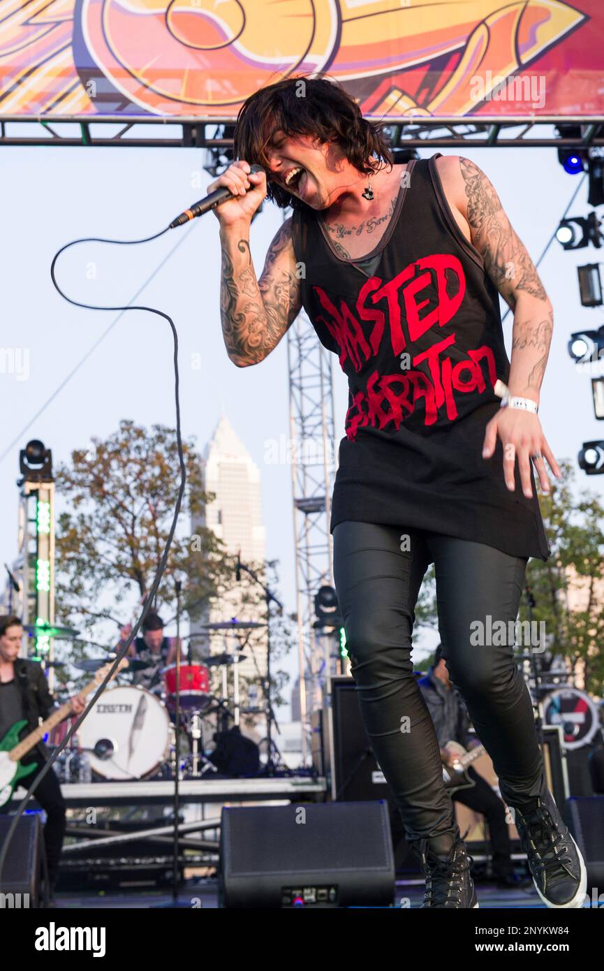 Kellin Quinn Singing On Stage