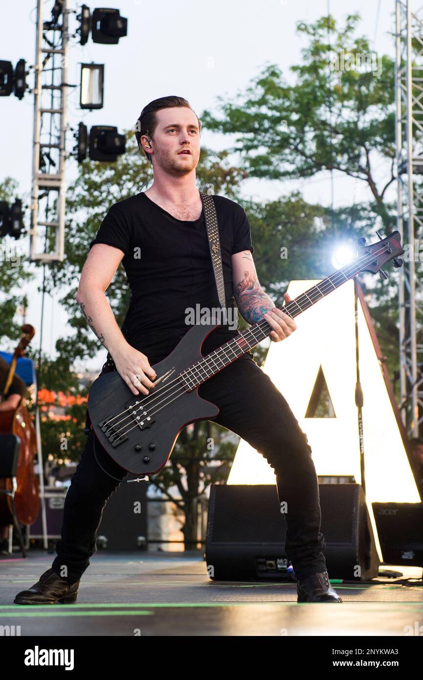 Sam Bettley of Asking Alexandria performs with Jonathan Davis at the ...