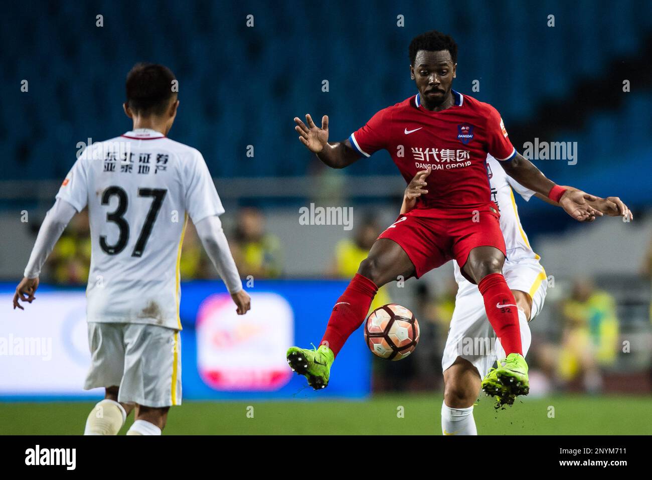 Brazilian football player Fernandinho, right, of Chongqing Dangdai ...
