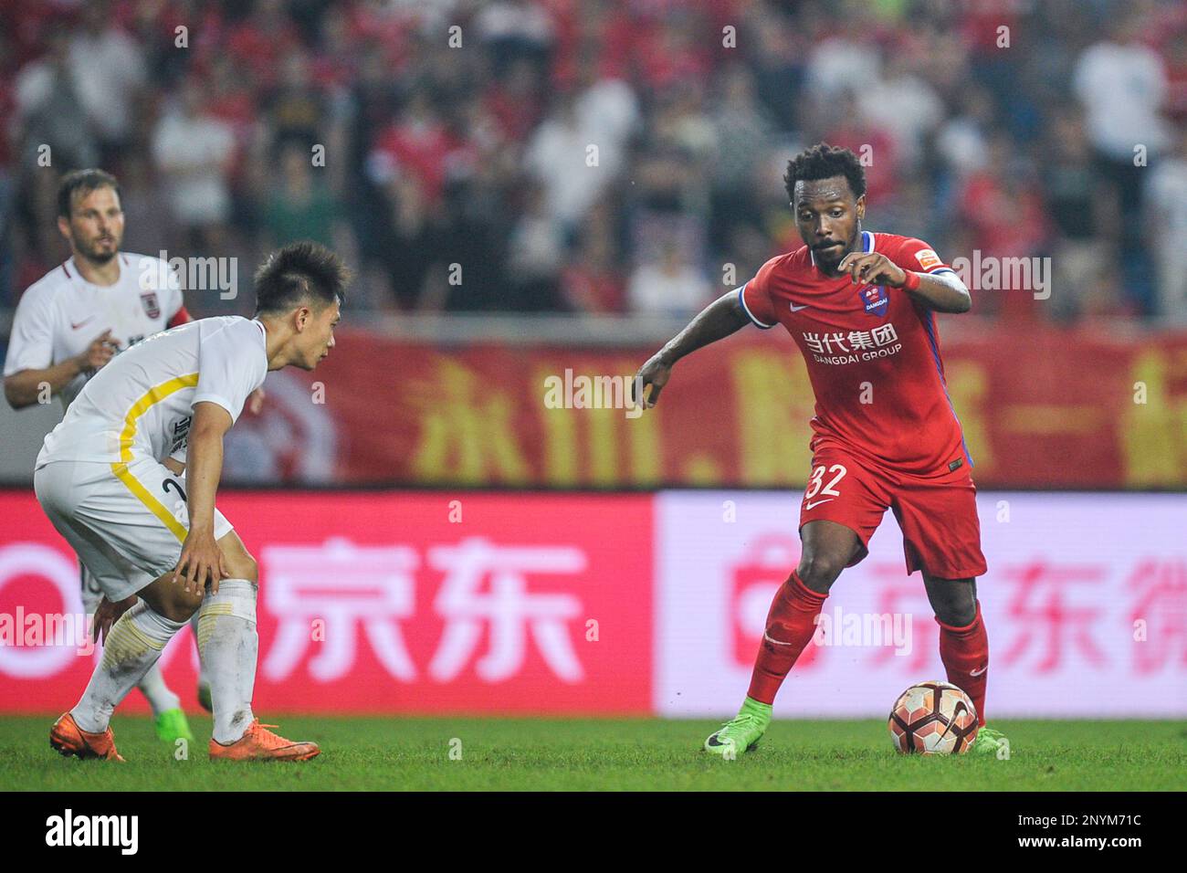 Brazilian football player Fernandinho, right, of Chongqing Dangdai ...