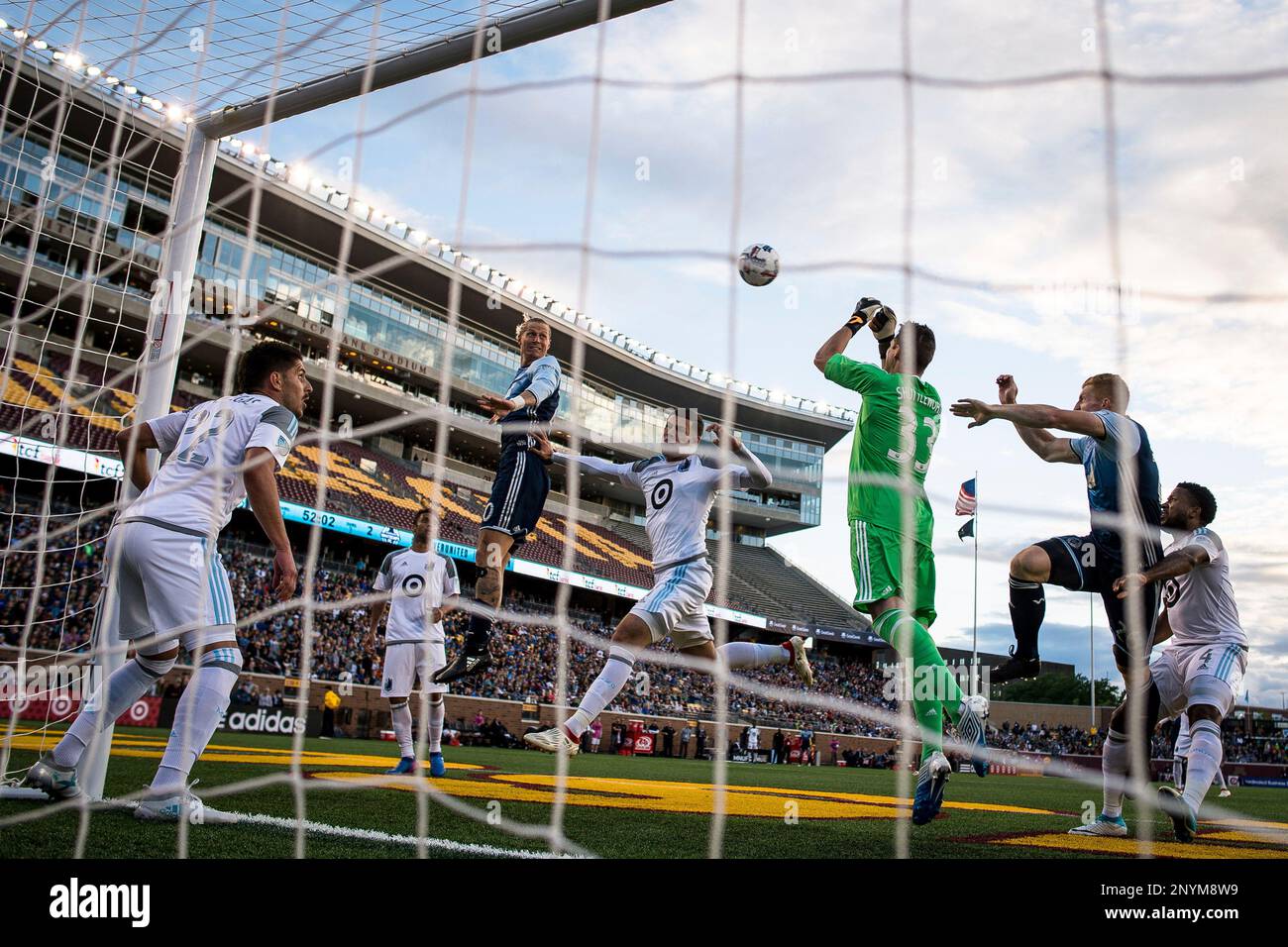 Minnesota United goalkeeper Bobby Shuttleworth (33) blocks a header off ...