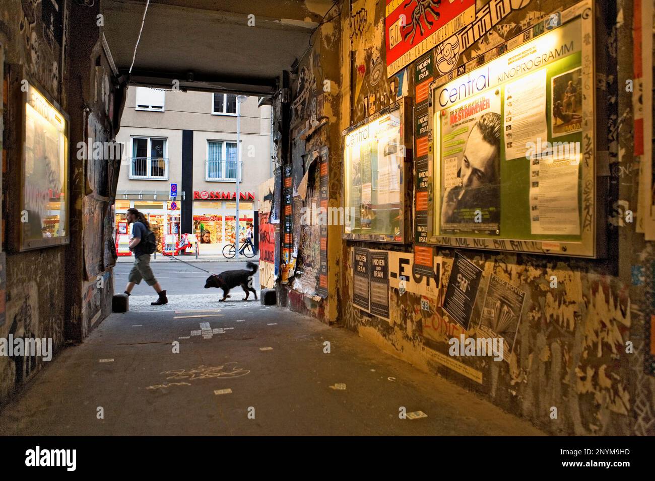 Street art alley berlin hi-res stock photography and images - Alamy