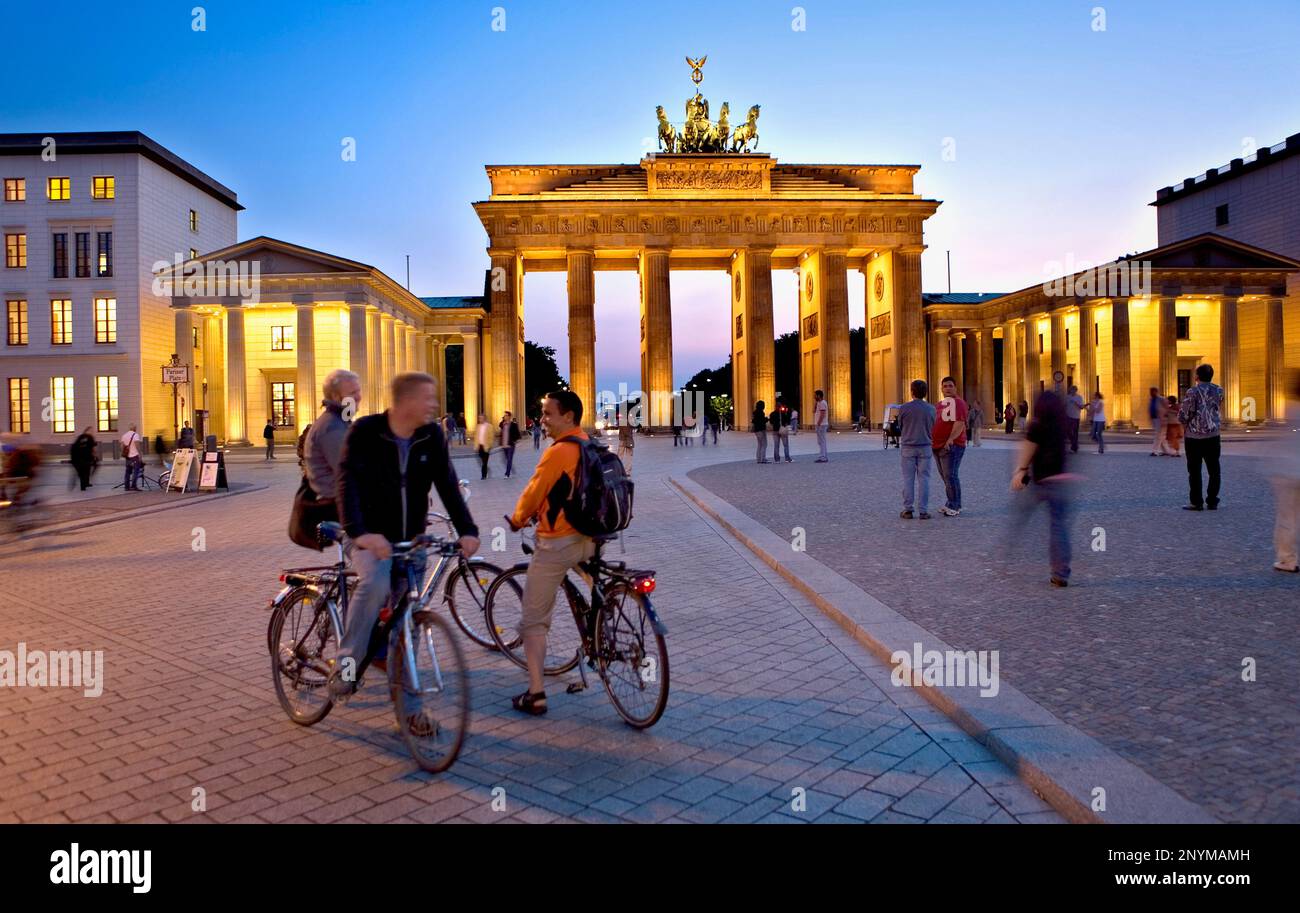 Cycling brandenburg gate hi-res stock photography and images - Alamy