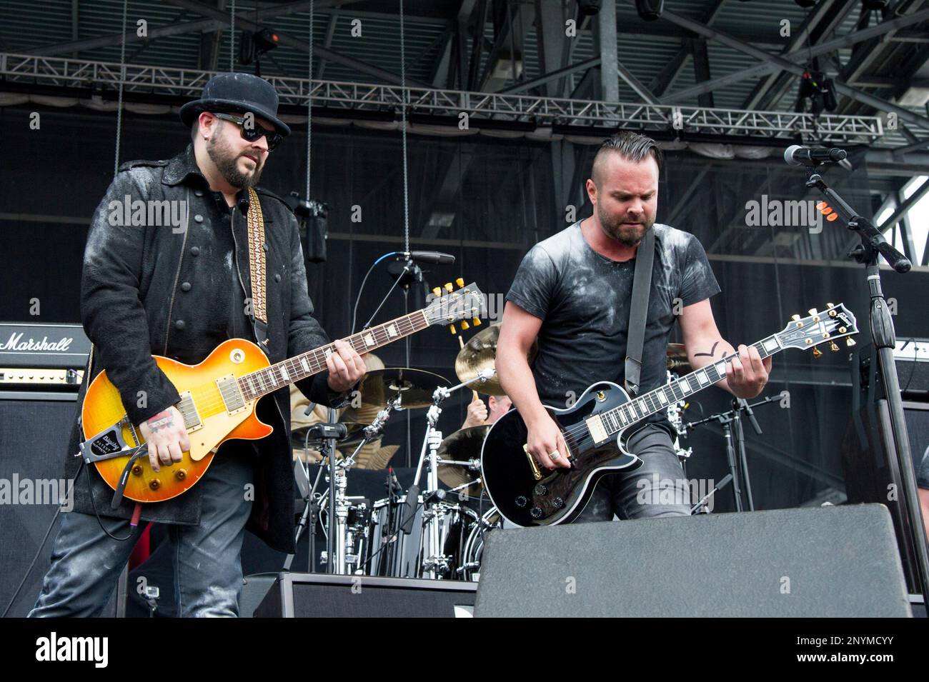 Chad Taylor and Chris Shinn of Live perform during the Rock On The ...
