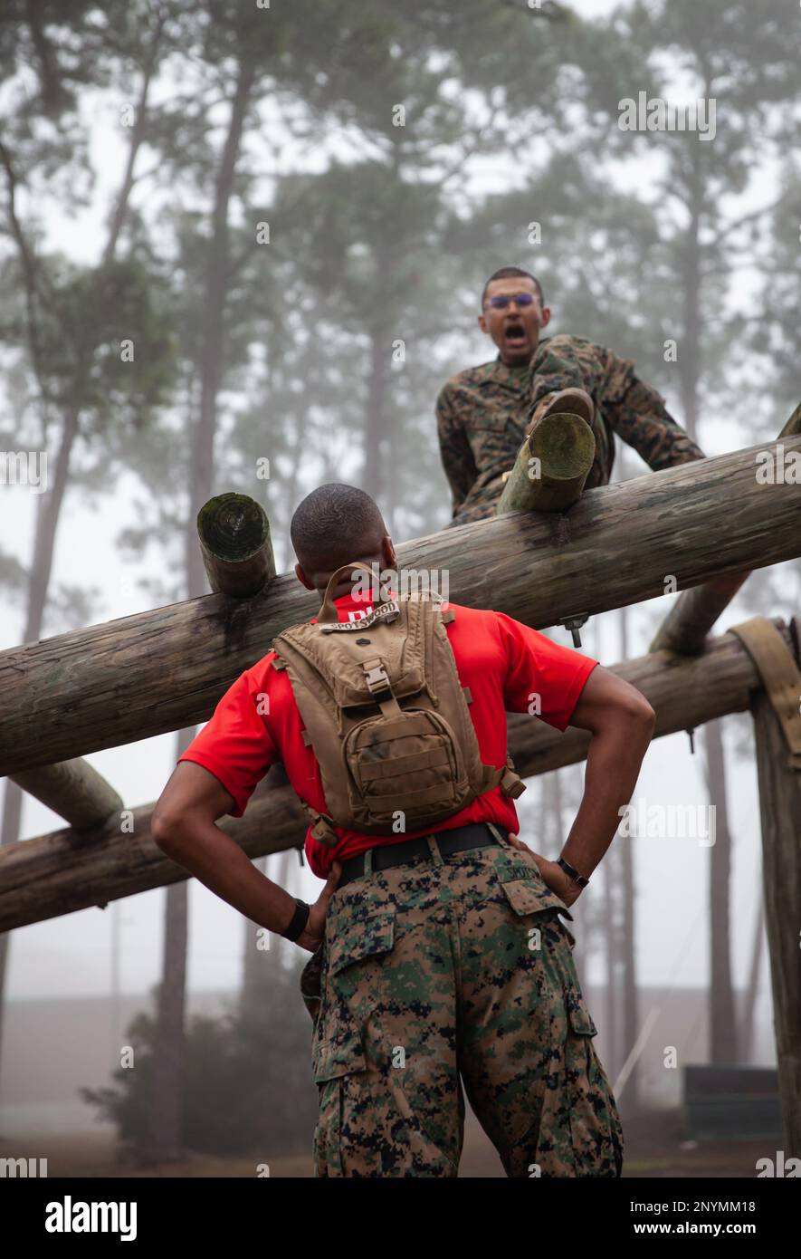 Recruits with Delta Company, 1st Recruit Training Battalion navigate ...