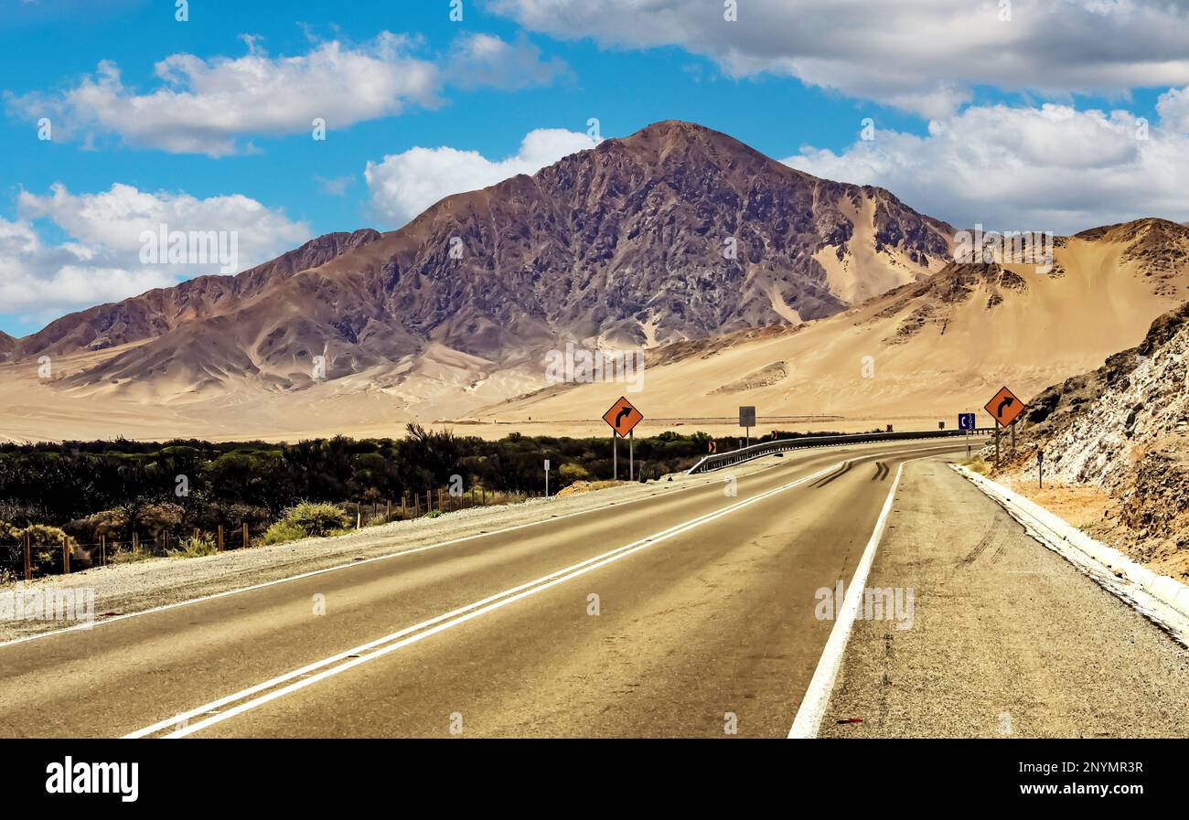 Empty coastal asphalt highway road in barren desert landscape ...