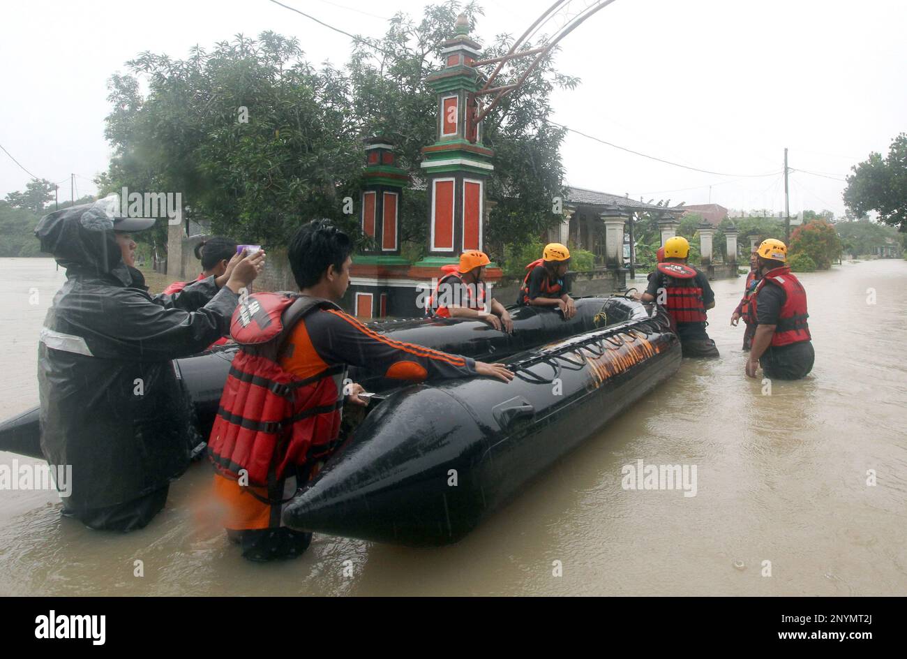 Sragen, Indonesia. 2nd Mar, 2023. Members of a search and rescue team ...