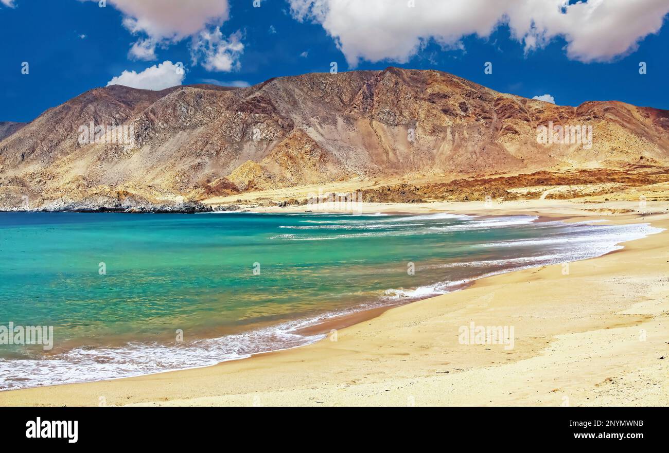 Beautiful deserted lonely pacific ocean bay, empty sand beach ...