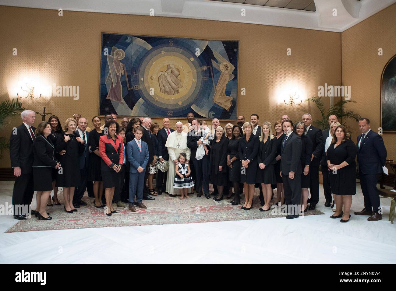 Pope Francis poses for a family picture with an NFL Hall of Fame ...