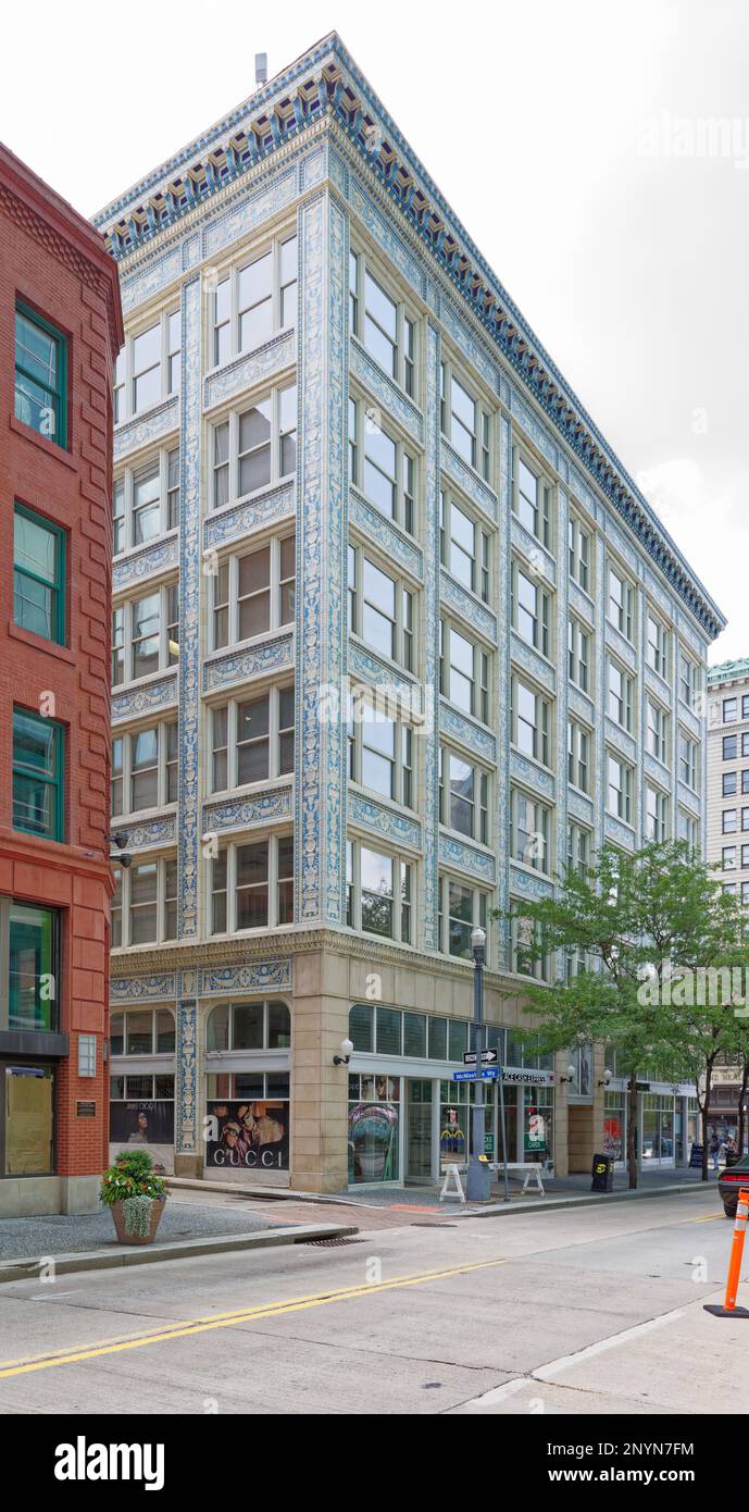 Pittsburgh Downtown: Buhl Building is a white-and-Wedgewood-blue terra ...