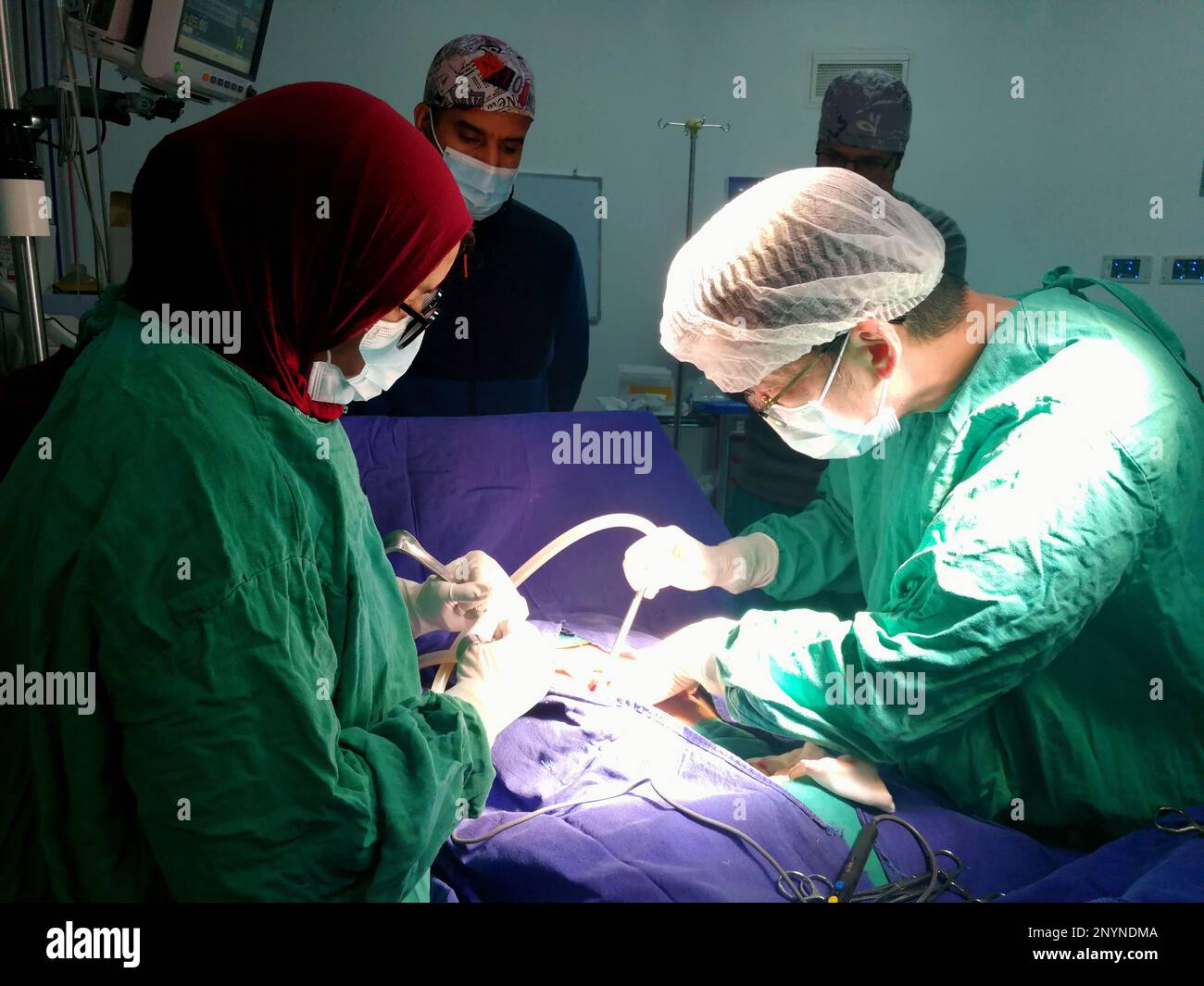 (230302) -- CAIRO, March 2, 2023 (Xinhua) -- Surgeon Chen Ji (1st R ...
