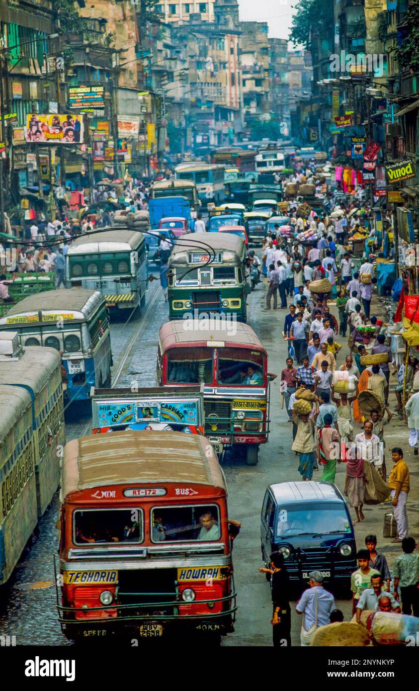 Streets crowded with cars and buses hi-res stock photography and images ...