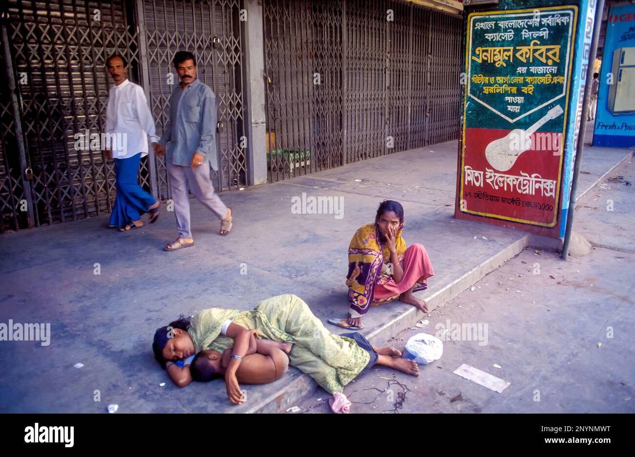Homeless women india asia hi-res stock photography and images - Alamy