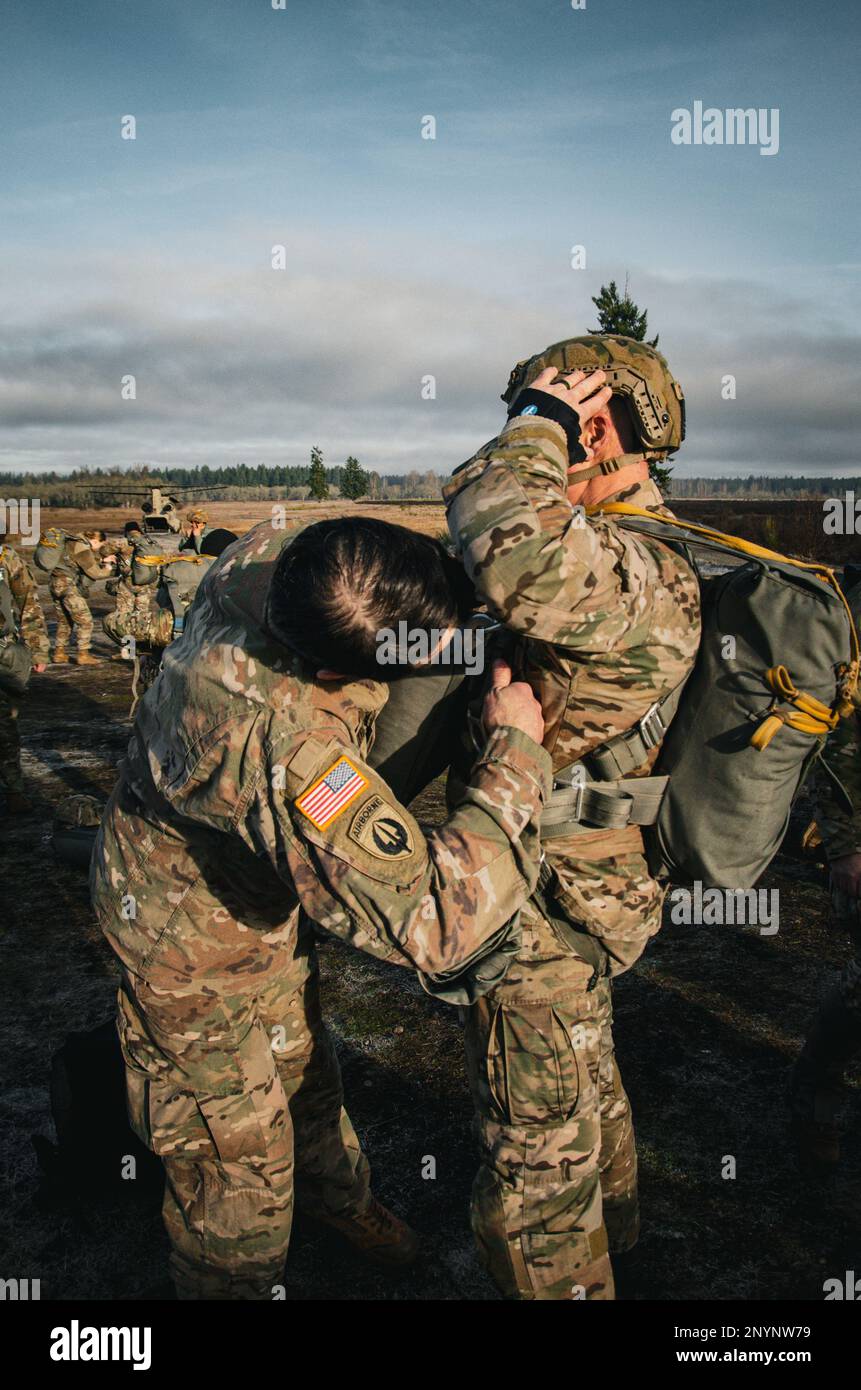 A U.S. Army jumpmaster with 1st Special Forces Group (Airborne), left ...