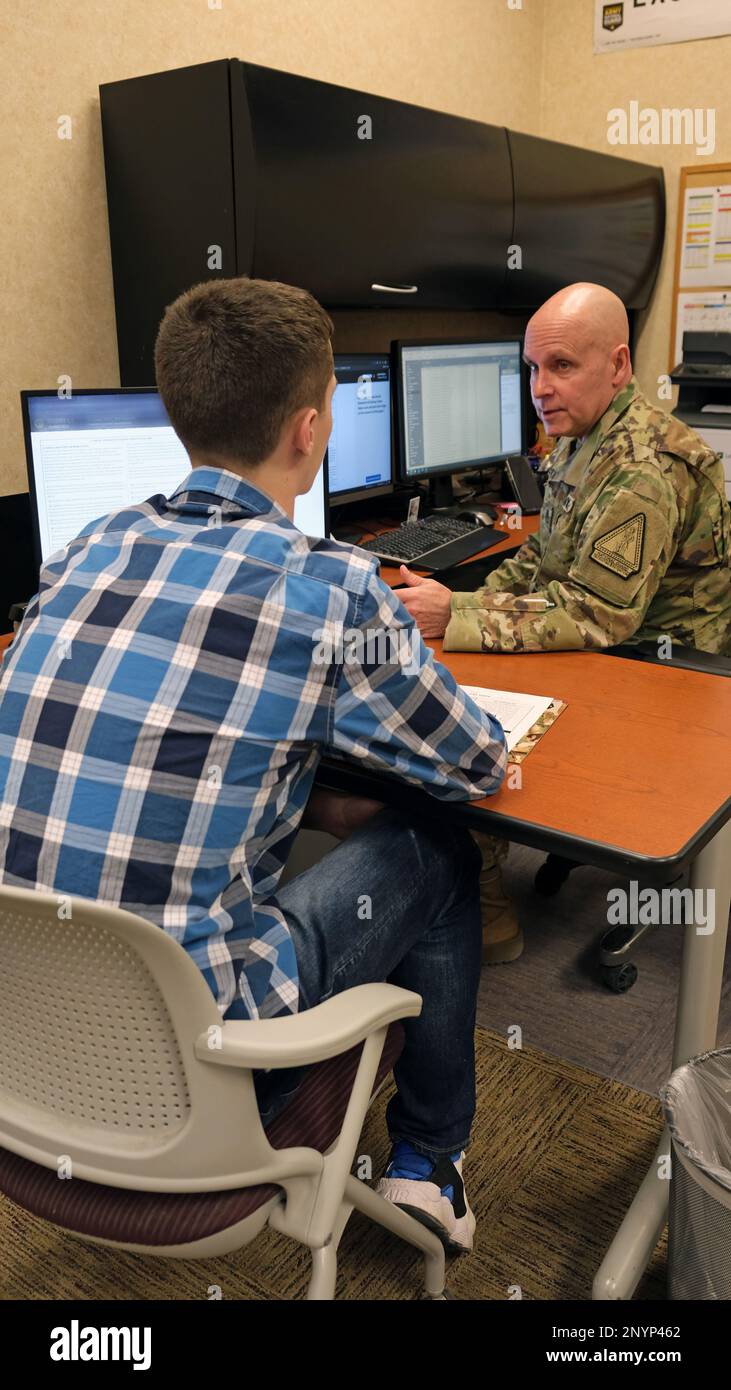 Army Staff Sgt. James Nelson, guidance counselor, Milwaukee MEPS, talks ...