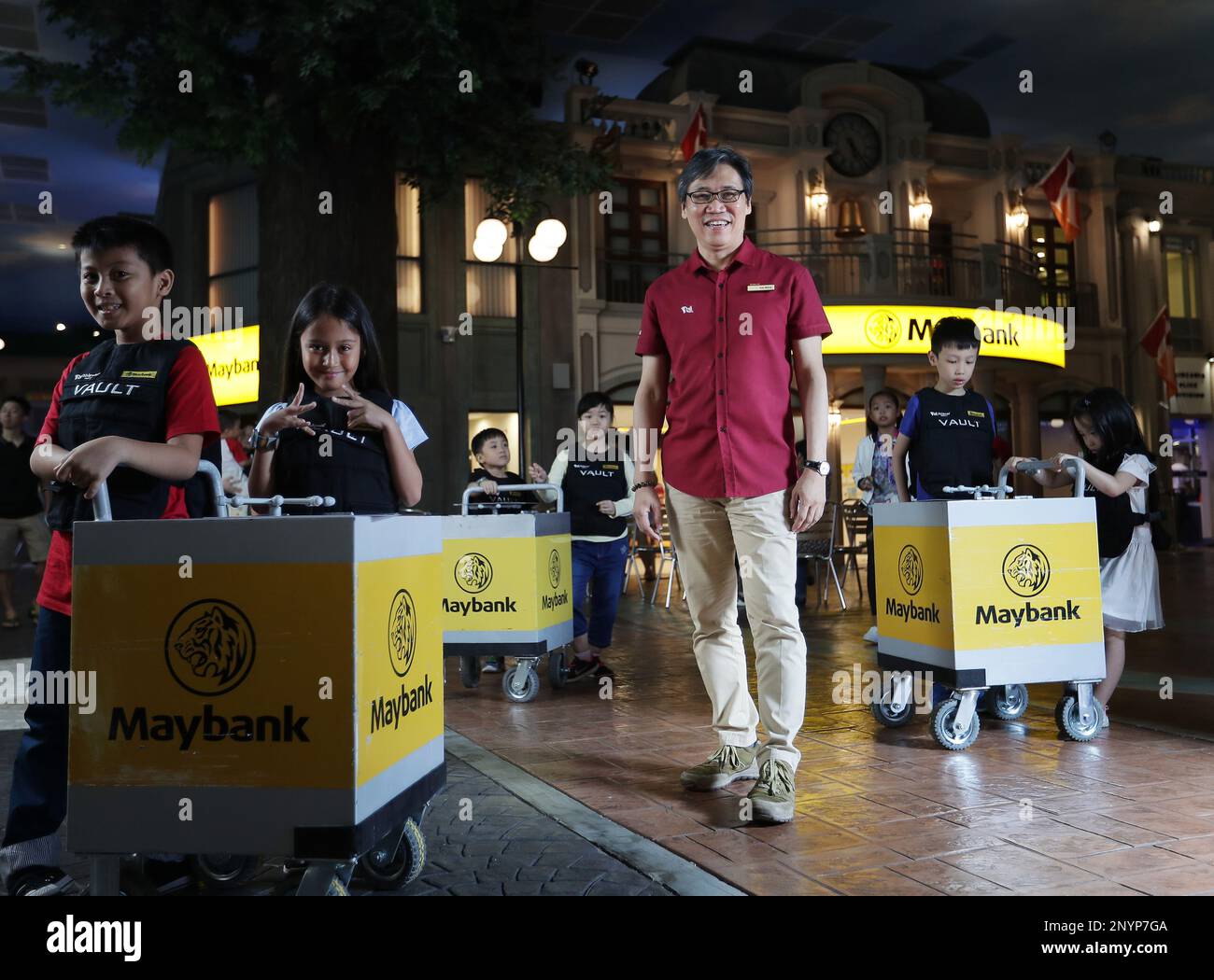 Kidzania General Manager, Leong Yue Weng with children in the kid-sized ...