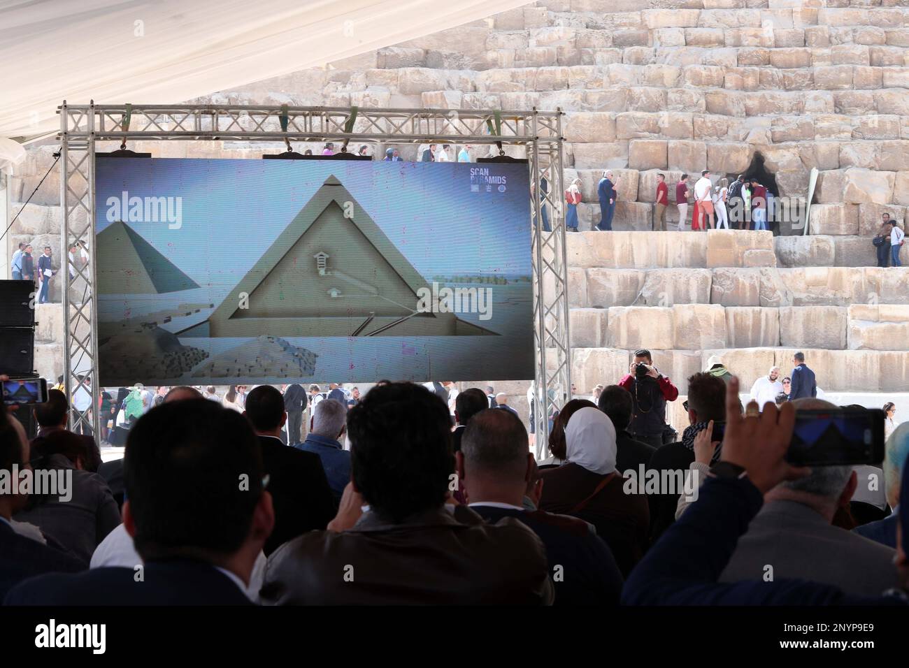 (230302) -- CAIRO, March 2, 2023 (Xinhua) -- People attend a press ...