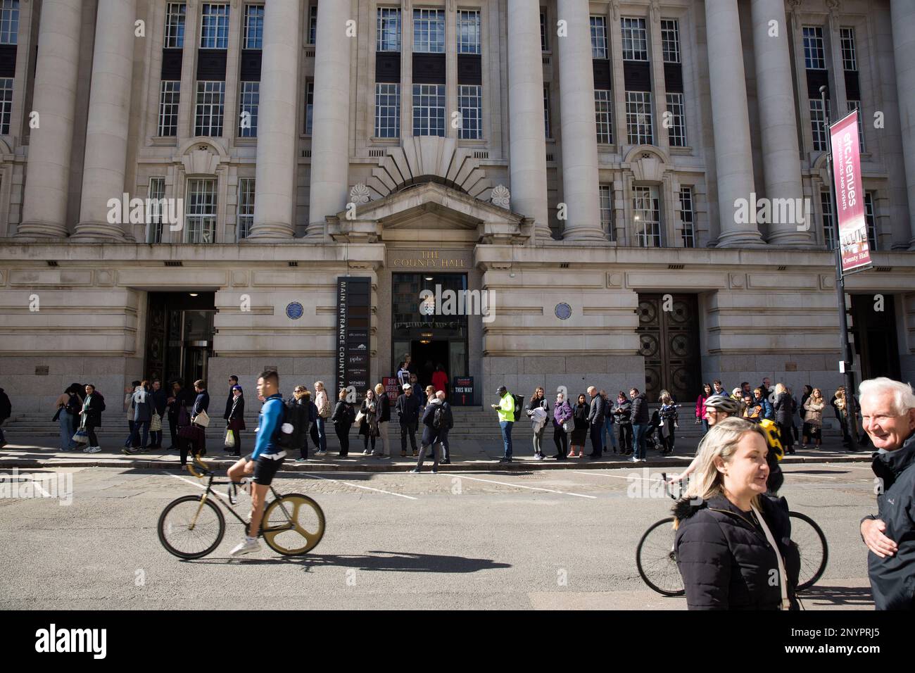 People queue and wait for the lying-in-state to pay their respects to ...