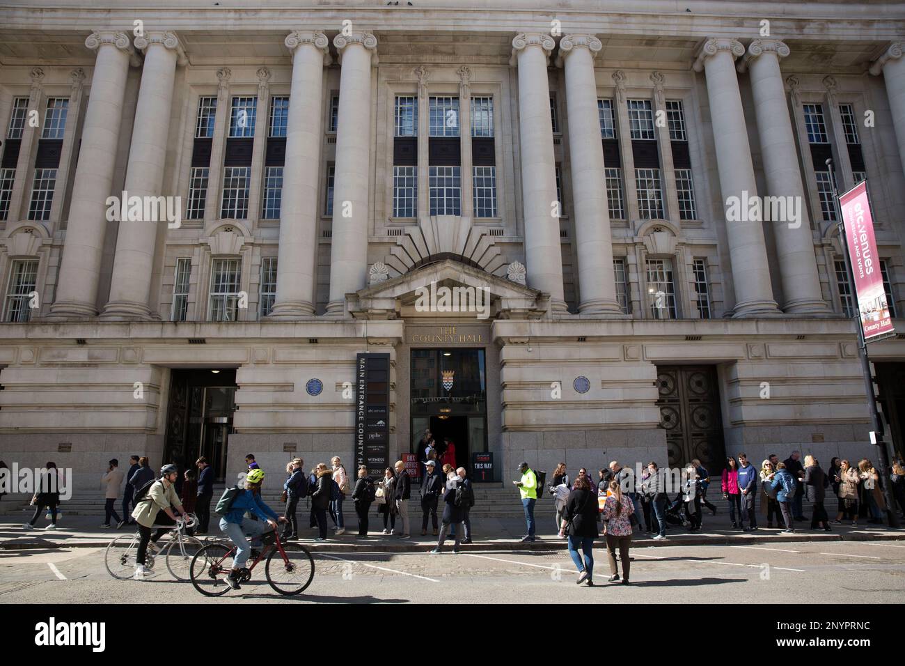 People queue and wait for the lying-in-state to pay their respects to ...