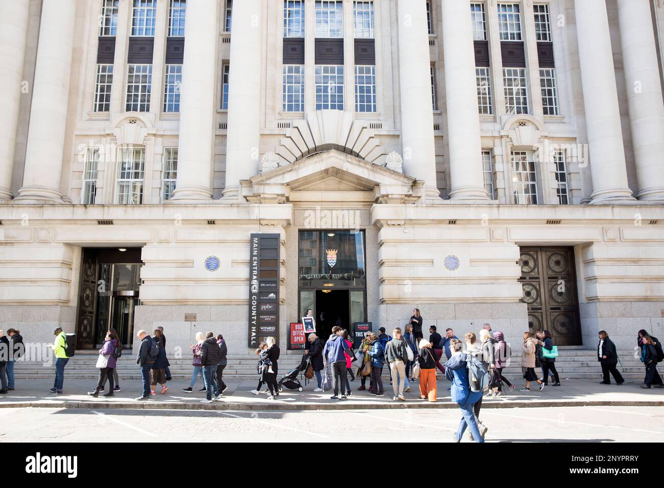 People queue and wait for the lying-in-state to pay their respects to ...