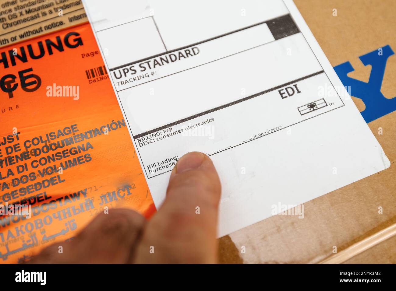 Ups box label hi-res stock photography and images - Alamy