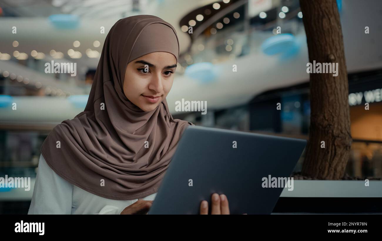 Islamic arabian muslim businesswoman in hijab female entrepreneur ...