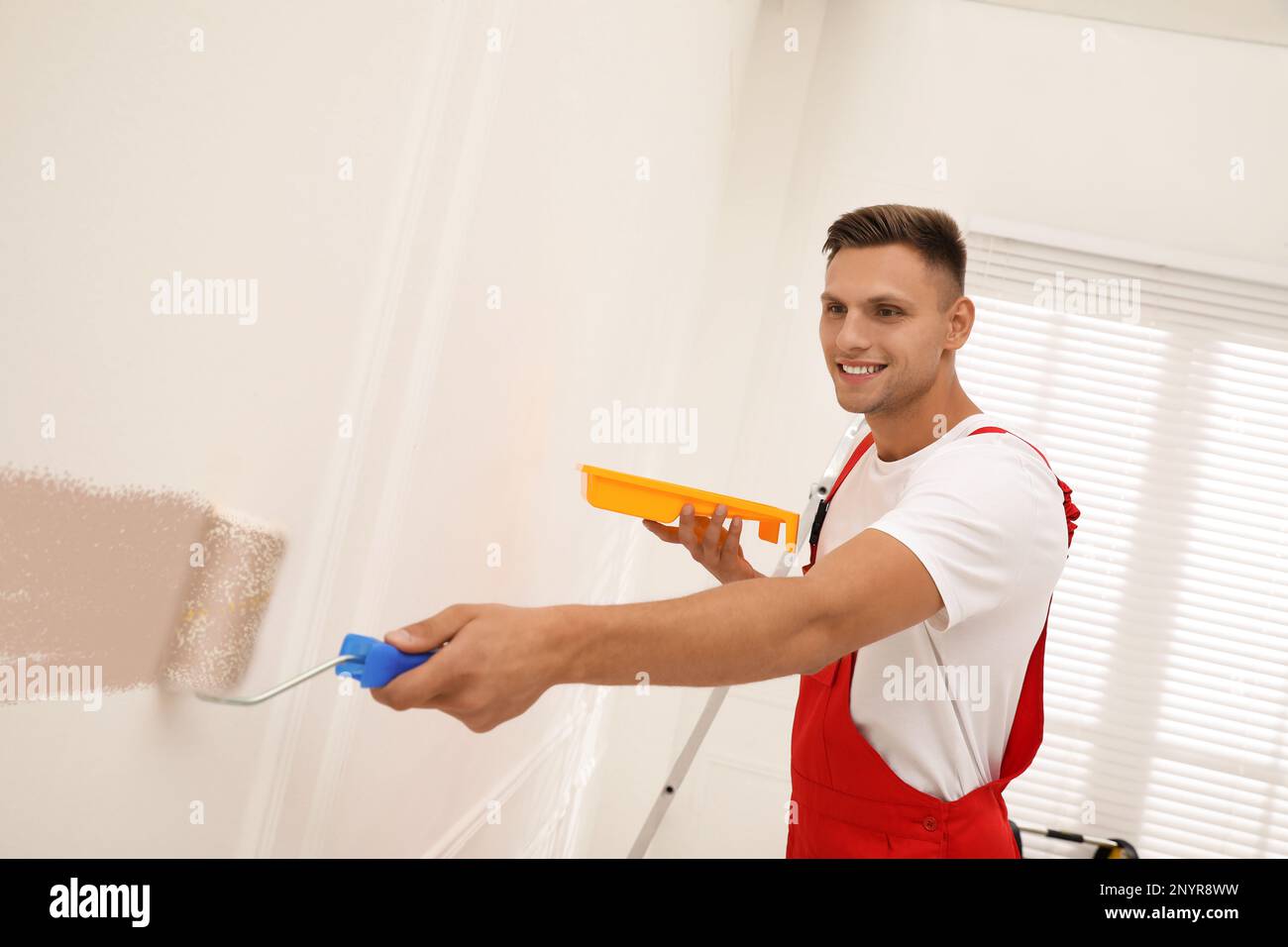 Worker painting wall hi-res stock photography and images - Alamy