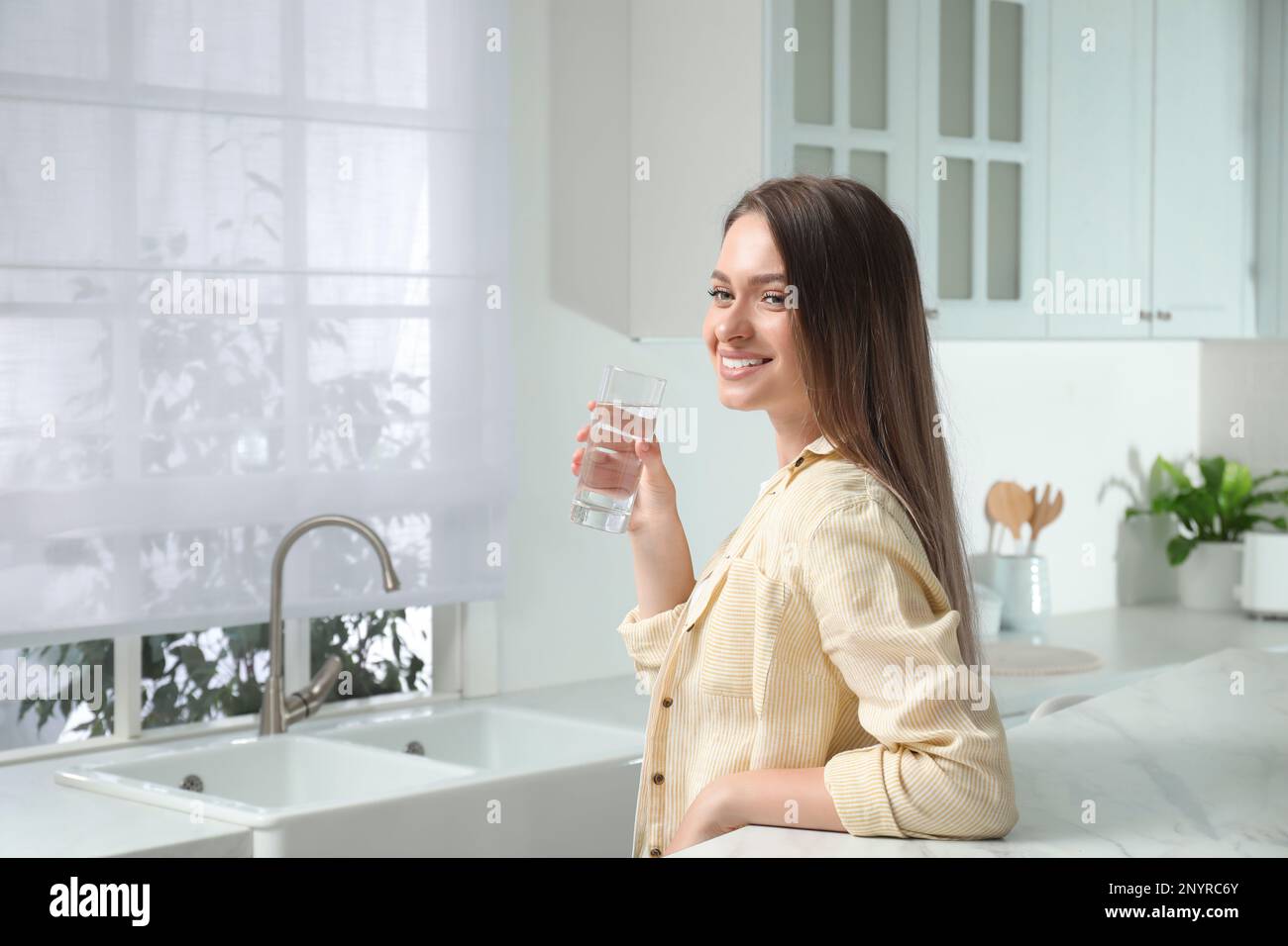 Woman tap water glass hi-res stock photography and images - Alamy