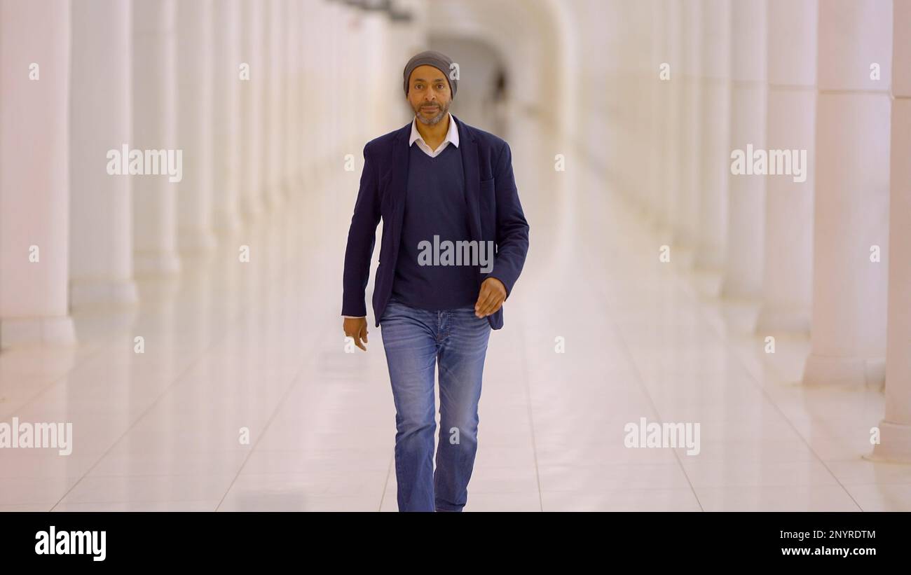 Business people walking down a hallway hi-res stock photography and ...