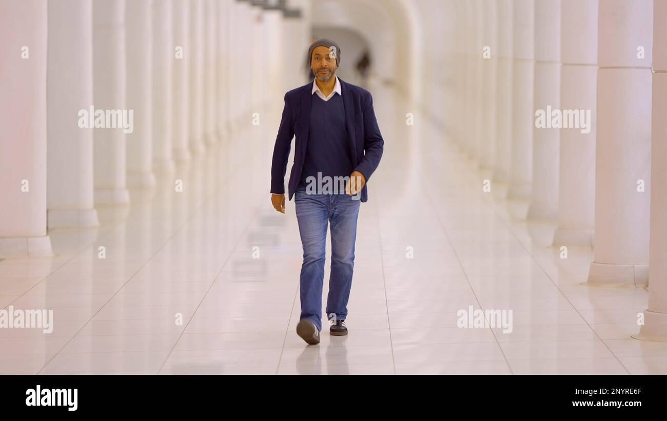Business people walking down a hallway hi-res stock photography and ...