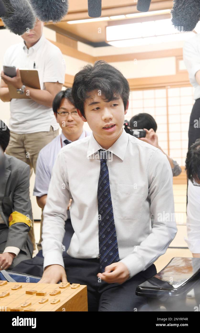 14-year-old professional shogi player Sota Fujii reviews the Ryuo title ...