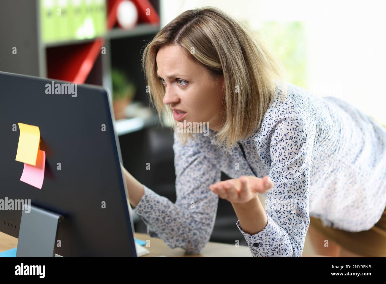 Confused and upset woman looking at computer screen Stock Photo - Alamy