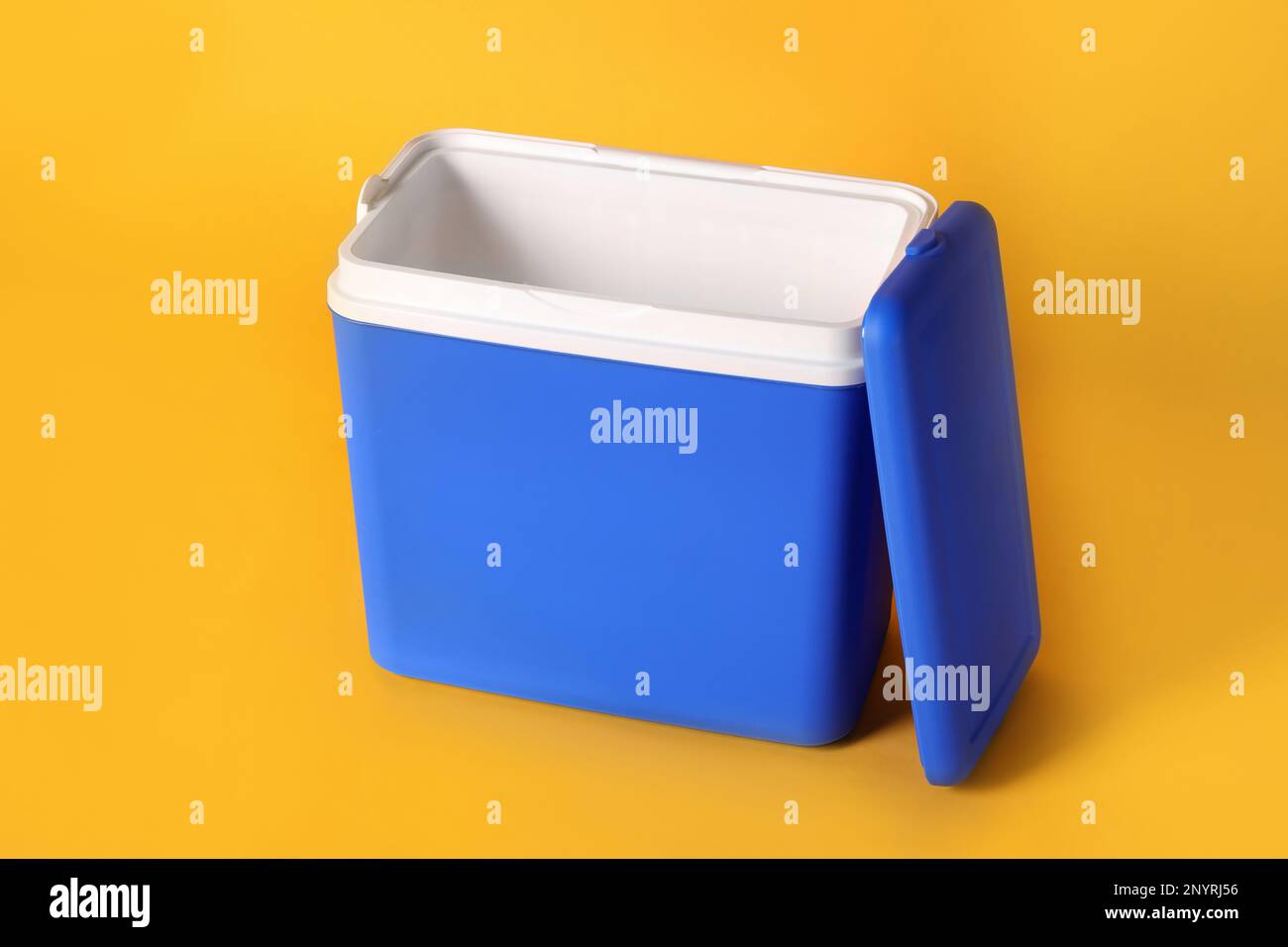Open cooler box hi-res stock photography and images - Alamy