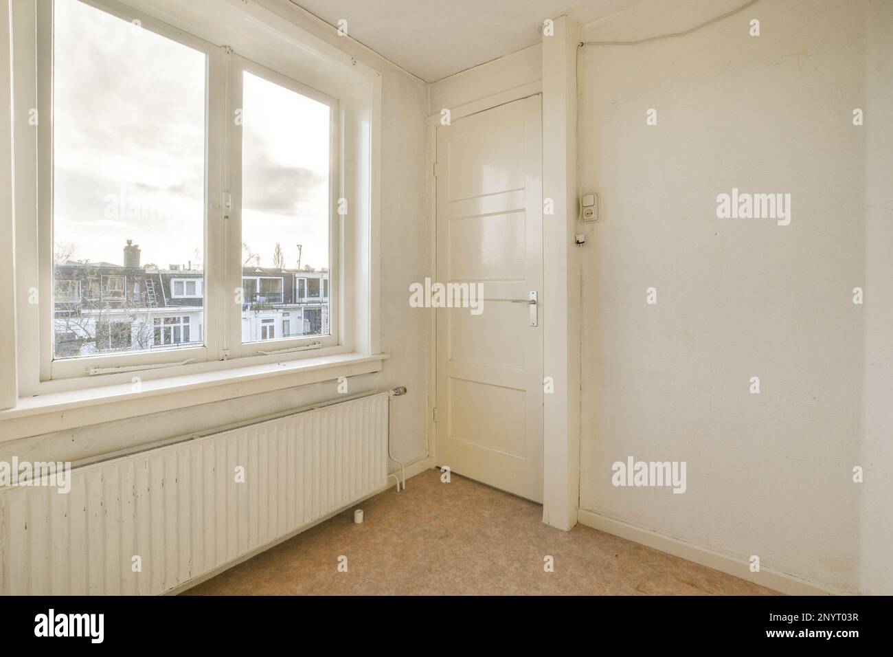 an empty room with no one on the wall or floor, and there's a door in ...