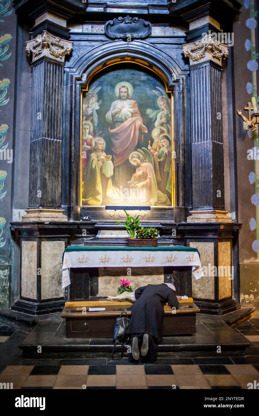 Woman praying, Franciscan Church, Krakow, Poland Stock Photo - Alamy