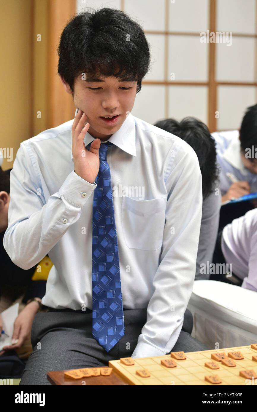 14-year-old pro shogi player Sota Fujii reviews the Ryuo title shogi ...