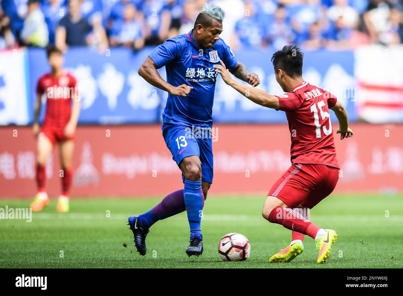Colombian football player Fredy Guarin, left, of Shanghai Greenland ...