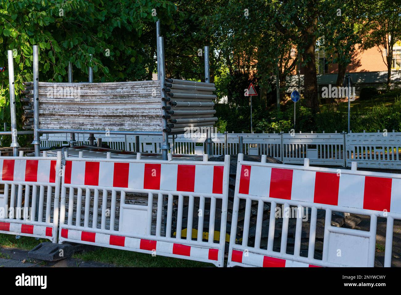 Scaffolding edge protection hi-res stock photography and images - Alamy
