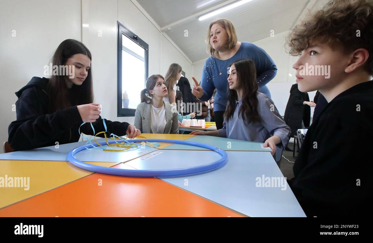 Non Exclusive: ZAHALTSI, UKRAINE - MARCH 2, 2023 - A teacher instructs ...