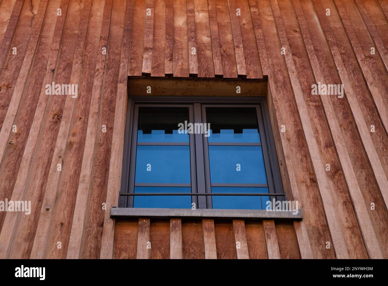 Single window in wood paneled house. Close up Stock Photo - Alamy