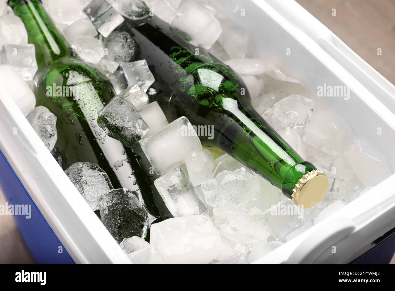 Chest freezer basket hi-res stock photography and images - Alamy