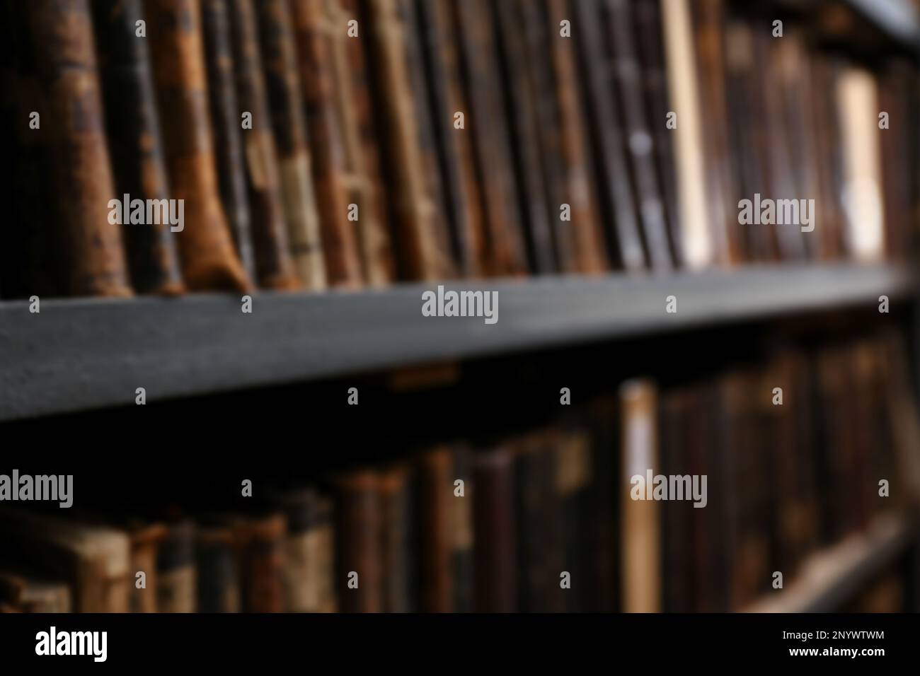Old library shelves dark hi-res stock photography and images - Alamy