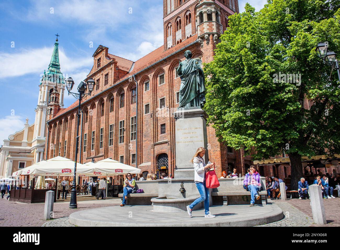 Copernicus Monument, in background Old Town Hall, in Rynek Staromiejski ...